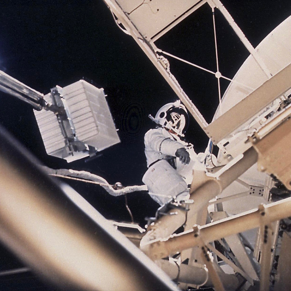 Living in Orbit: A Glimpse into Skylab's Astronaut Life – Nubeo Watches